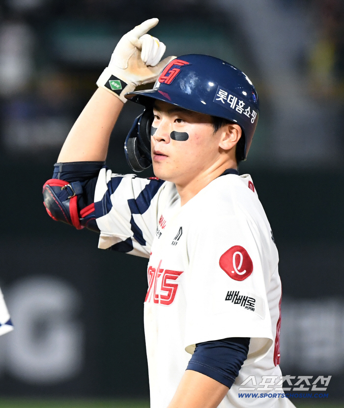 Park Chan-hyung hit the leadoff hitter in the fifth inning as well