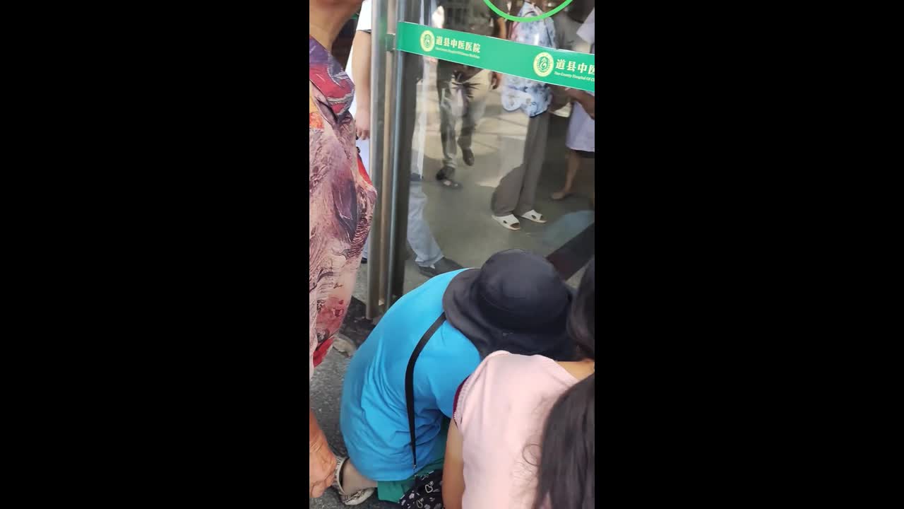 Boy with head stuck between glass door and hinge is rescued in China