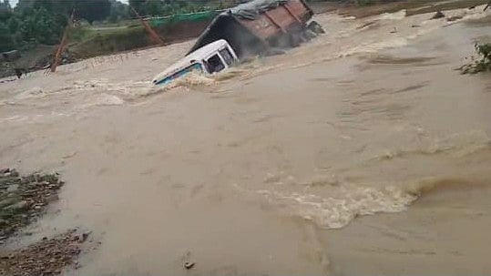 Trailer truck plunges into swelling Safei Nullah, driver feared dead in Sundargarh