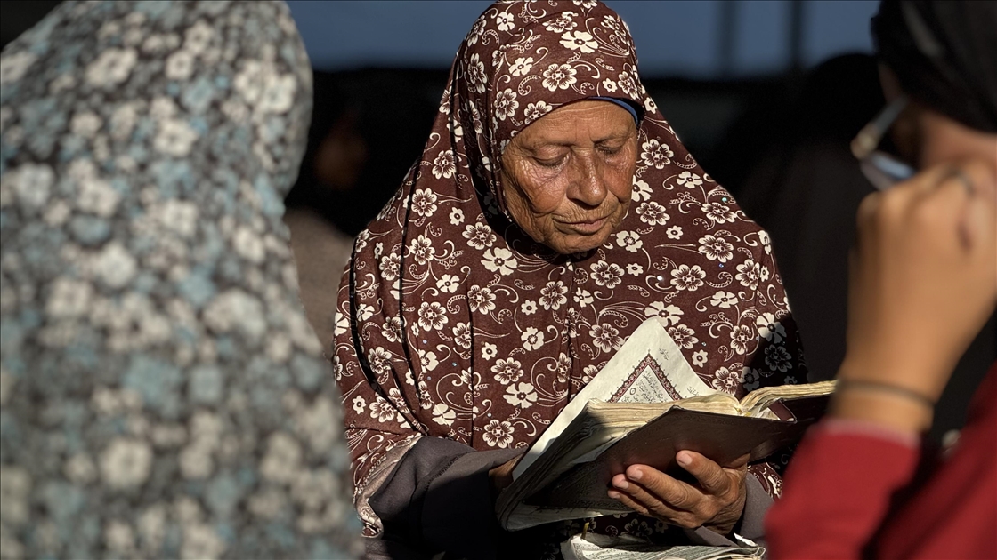 73 yaşındaki Subihi, Han Yunus'ta çocuk ve genç kızlara Kur’an-ı Kerim ...