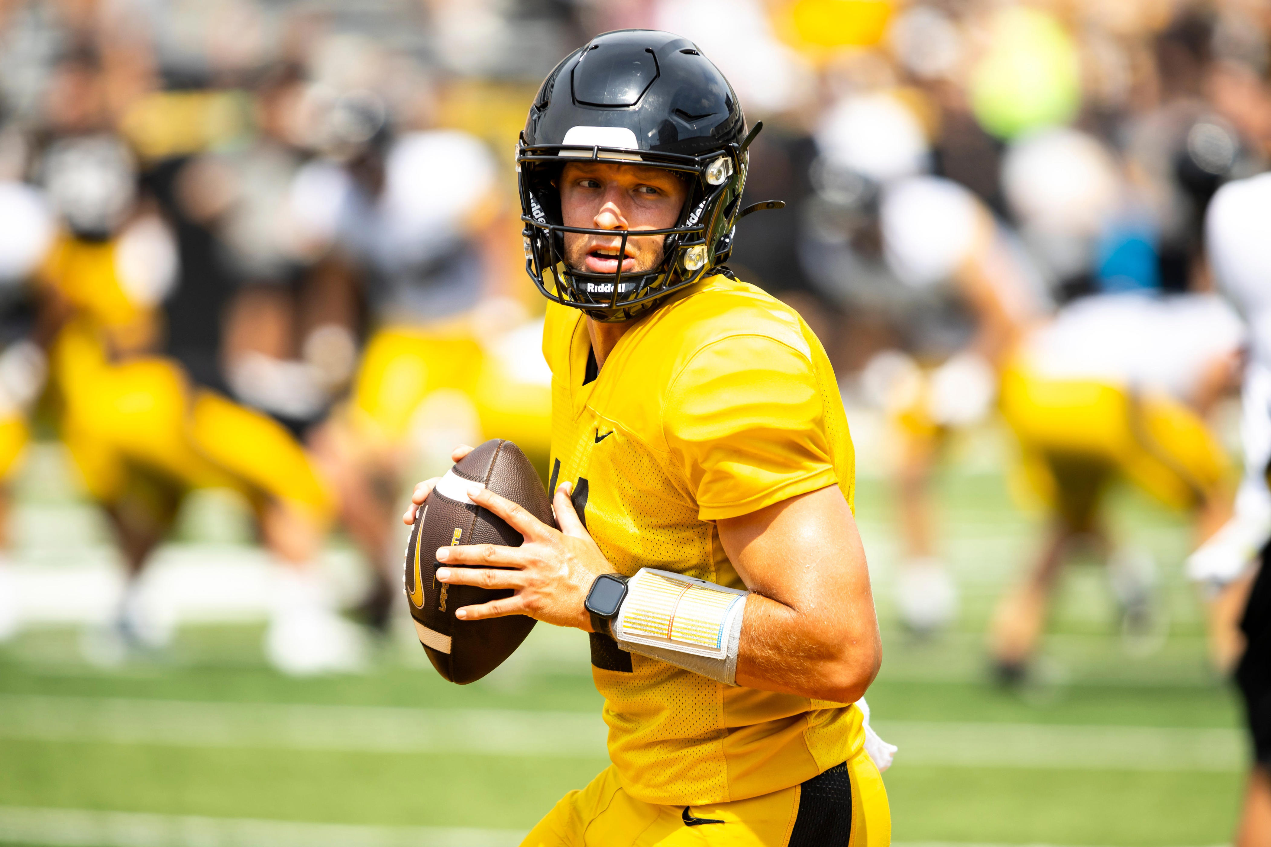 Iowa football QB Mark Gronowski among ESPN's top quarterbacks to watch ...