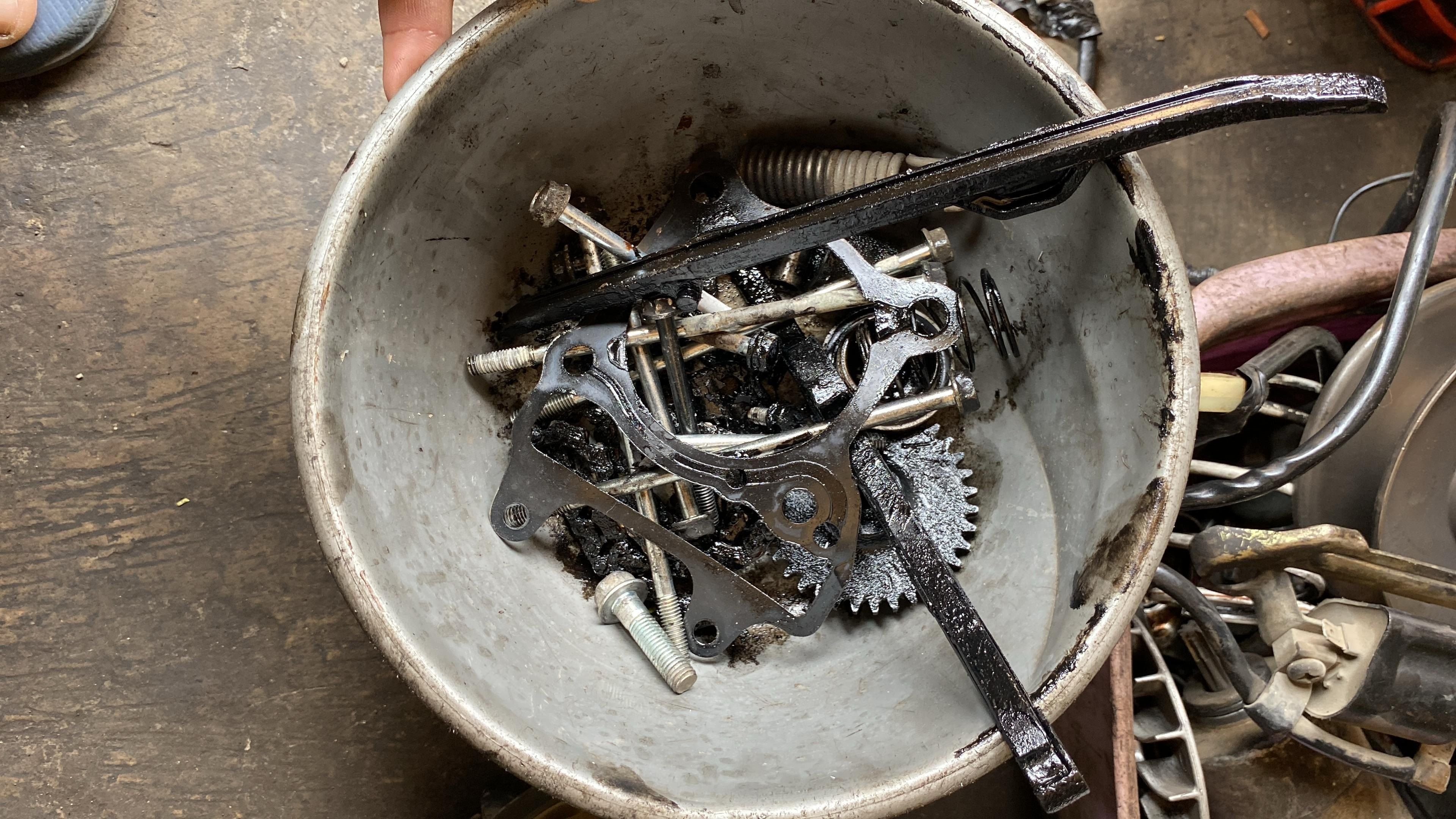 Serem Banget! Ternyata Begini Efeknya Pakai Oli Palsu Buat Mesin Motor