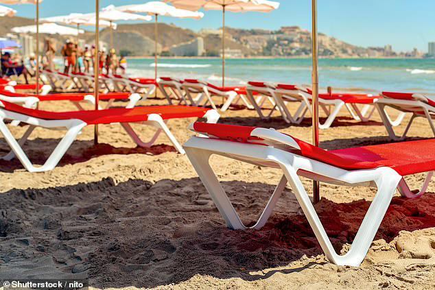 Pensioners FINED by police for reserving sun loungers on Spanish beach ...