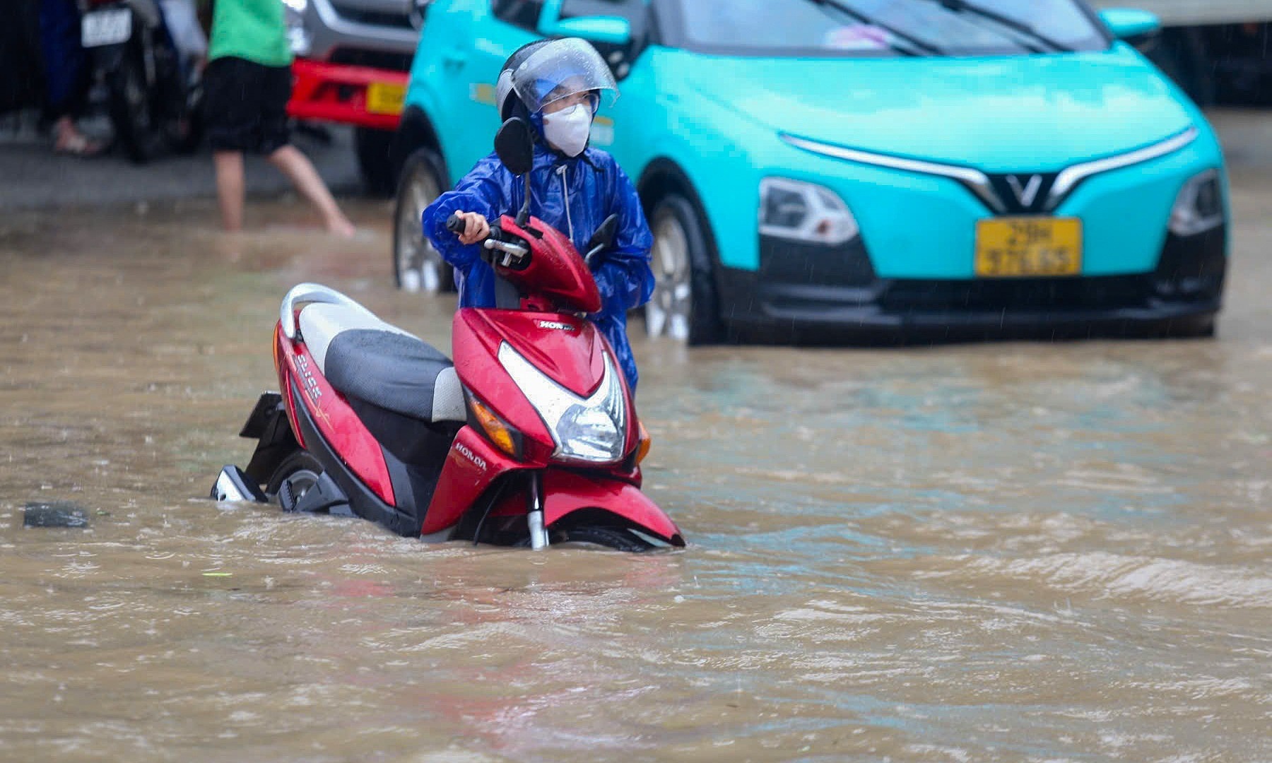 Hanoians stranded as Typhoon Kajiki's downpours turn streets into rivers