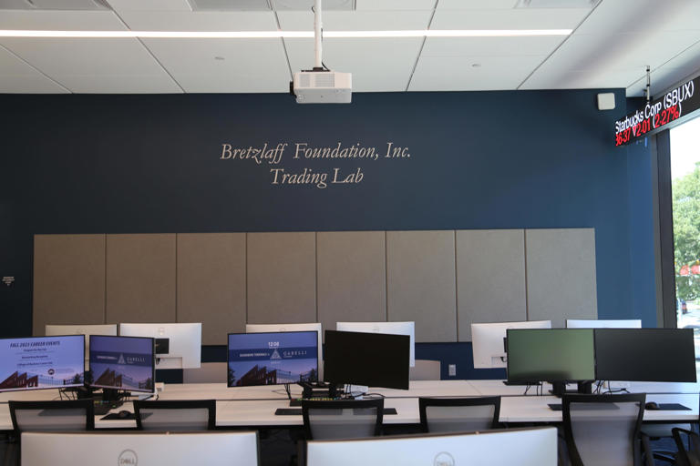 UNR's new $155M 'state of the art' business building opens for 1st day ...