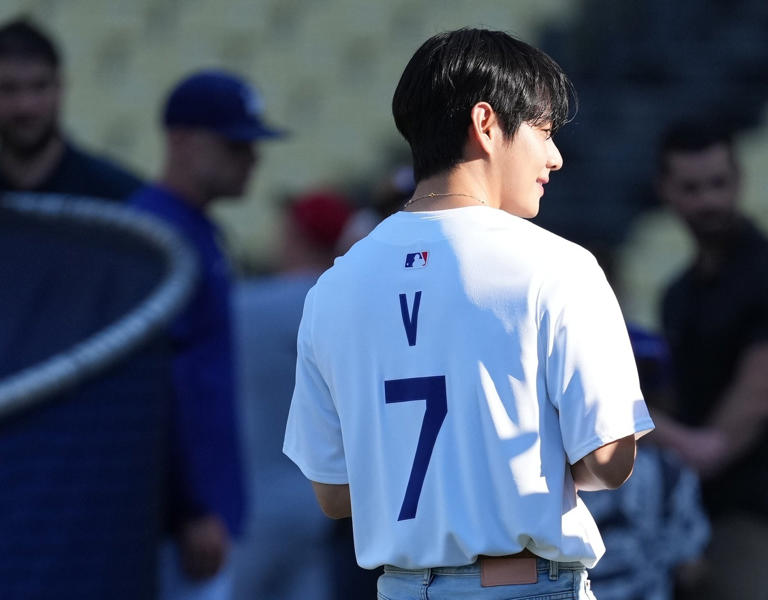BTS’ Taehyung chooses number 7 jersey for first pitch at Dodgers ...