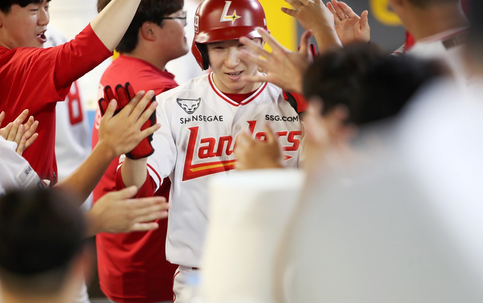 2번의 주루사 딛고 빅이닝 이끈 장타!…연패 탈출 이끈 박성한, SSG는 홈런 파티 [SD 인천 스타]