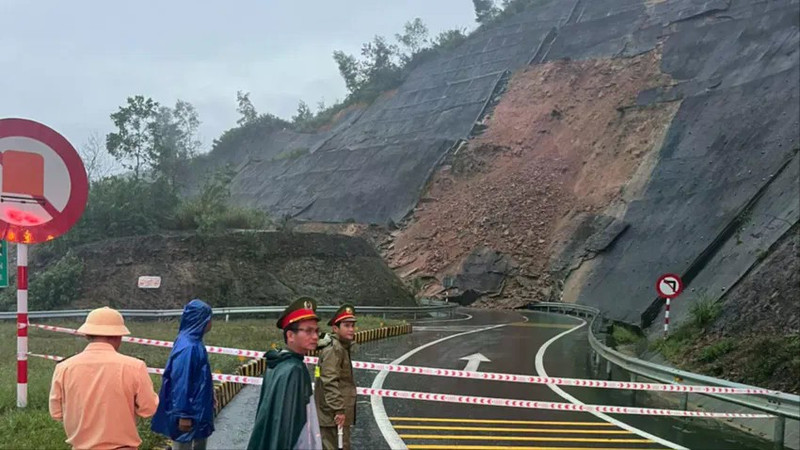 Nhiều tuyến quốc lộ ngập sâu kéo dài, sạt lở ta luy nghiêm trọng