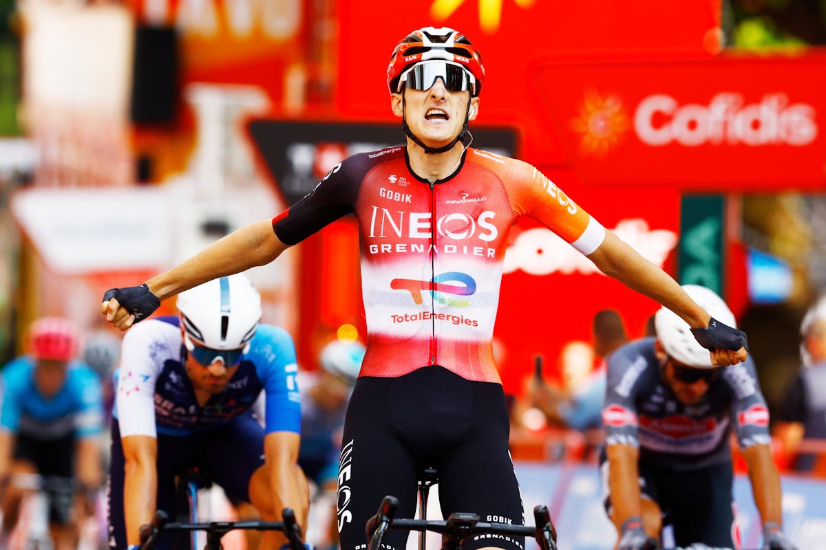 Vuelta a España 2025, vittoria netta di Ben Turner su Jasper Philipsen! David Gaudu prende la ...
