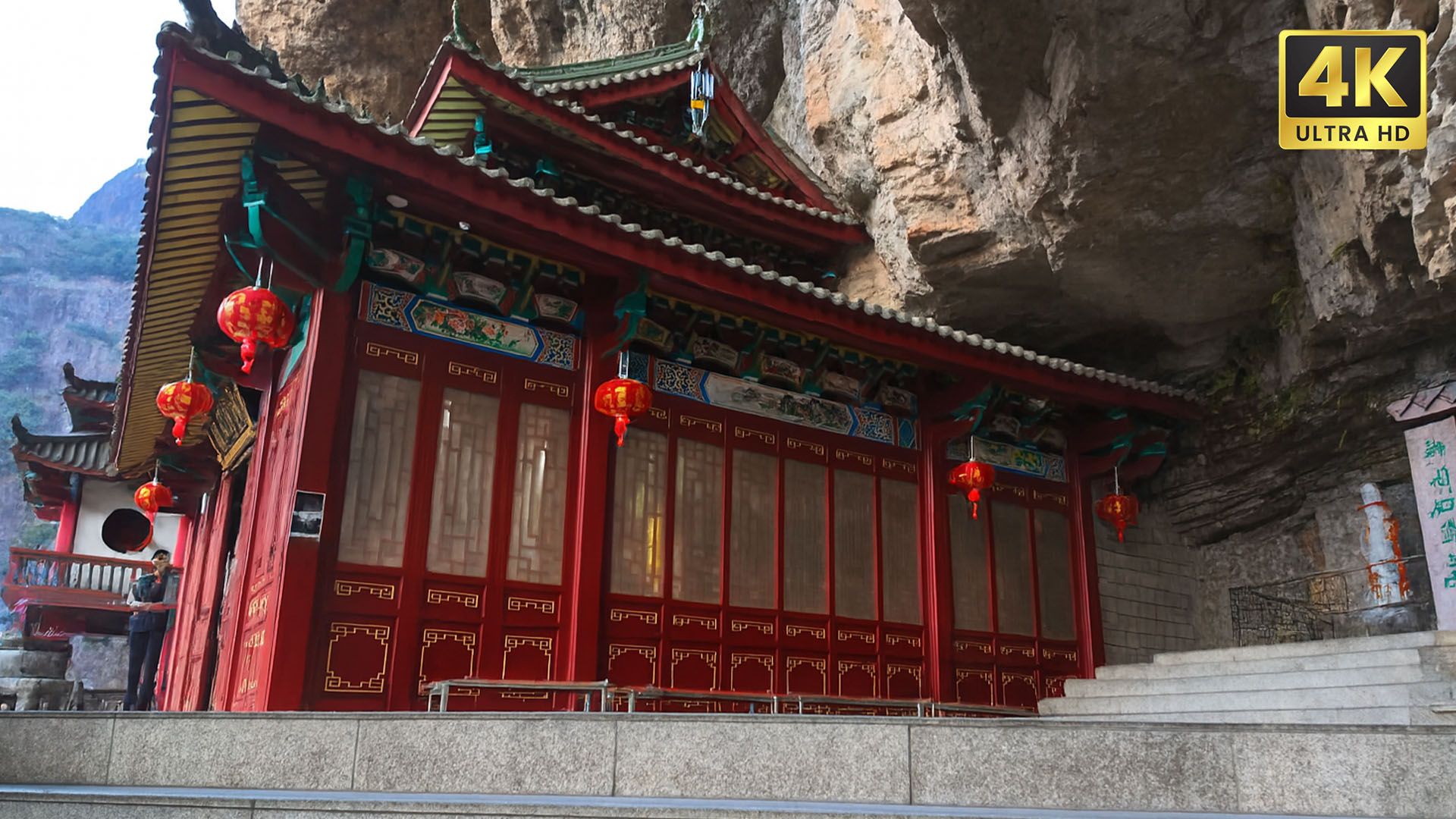 Recorriendo un antiguo templo en acantilado de China en 4K