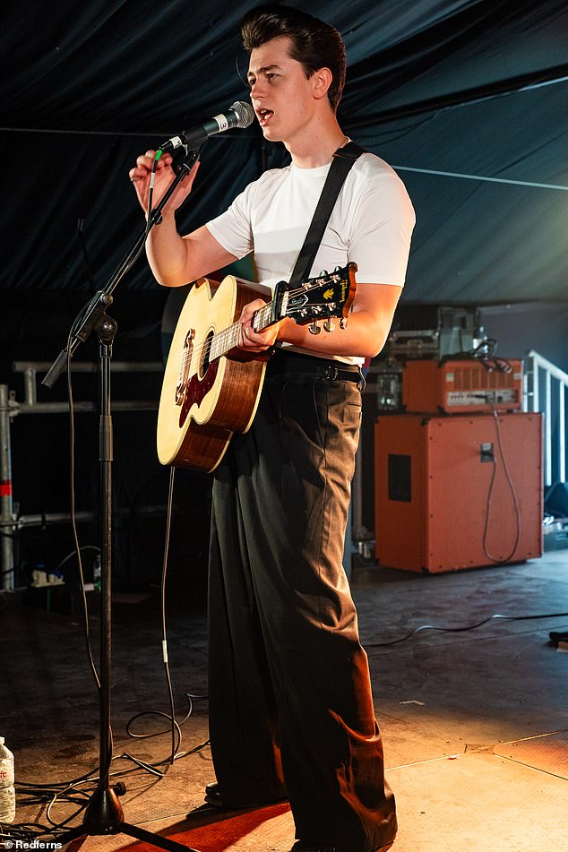 Elliot James Reay’s Journey from Singing on the Streets to Sharing the ...