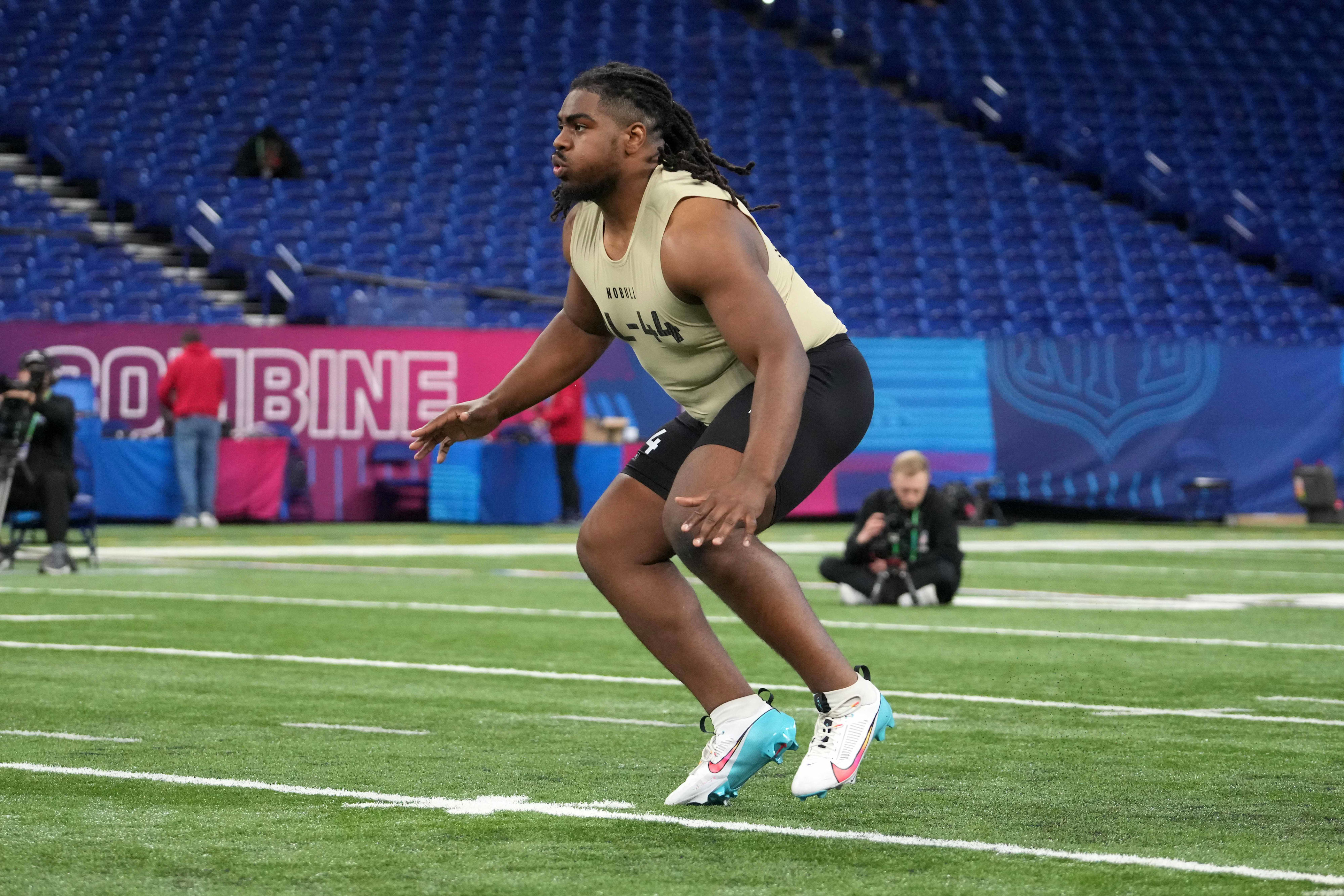 Browns acquire offensive tackle KT Leveston Jr. from Rams for 2028 7th ...