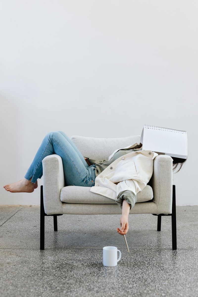 12 Signs That Reveal Emotional and Physical Exhaustion in a Woman