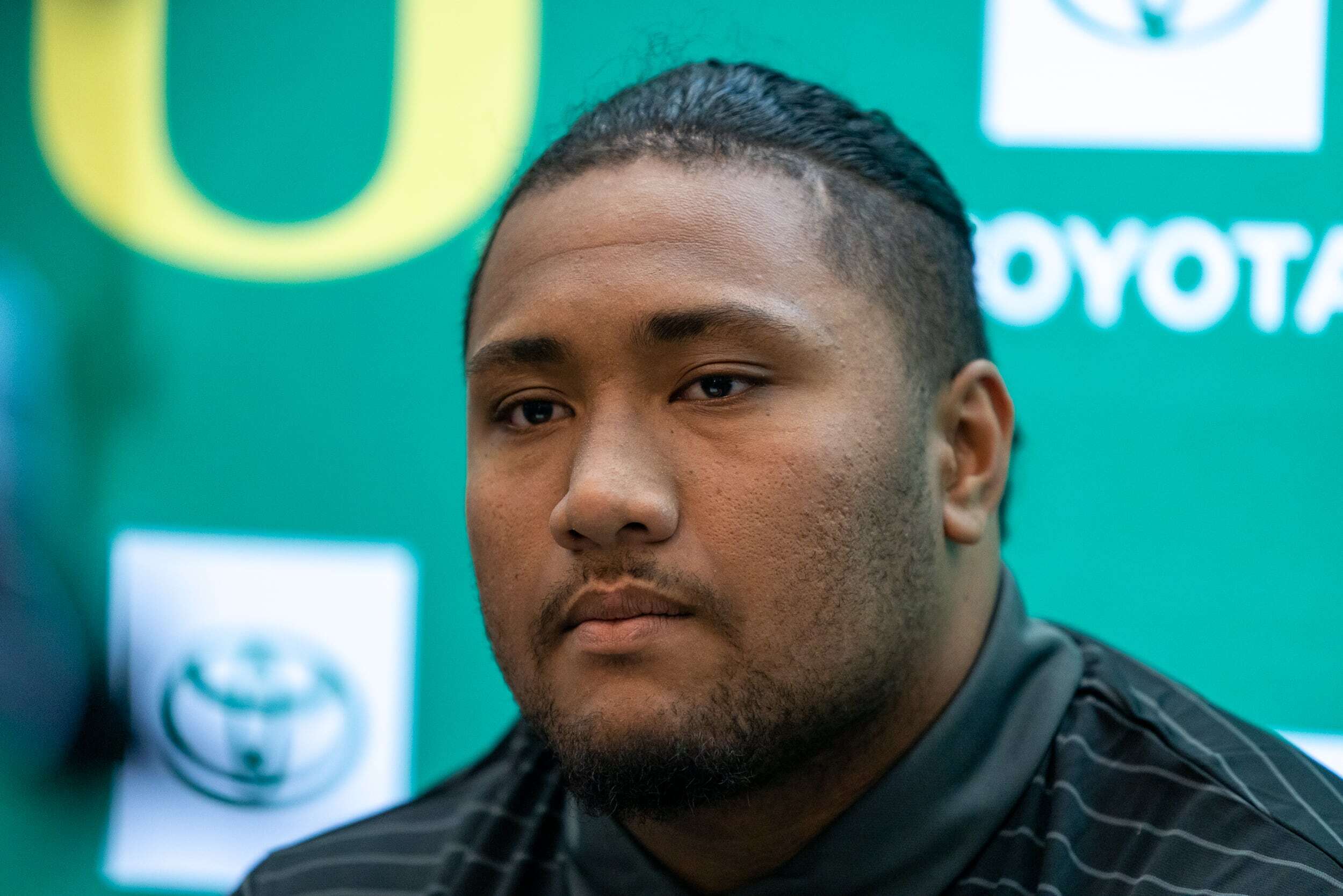 Oregon Ducks’ center balances football ferocity with musical passion