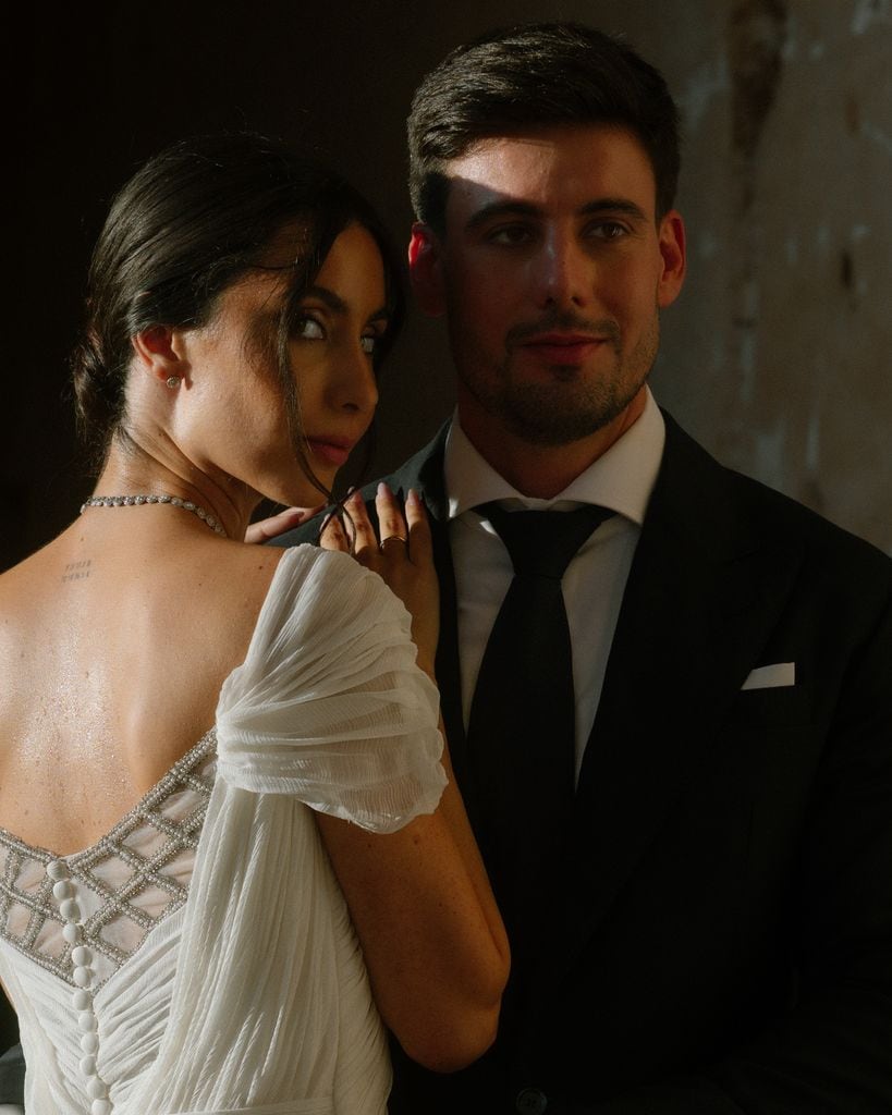 Jessica eligió un vestido de novia asimétrico con espalda joya para su ...