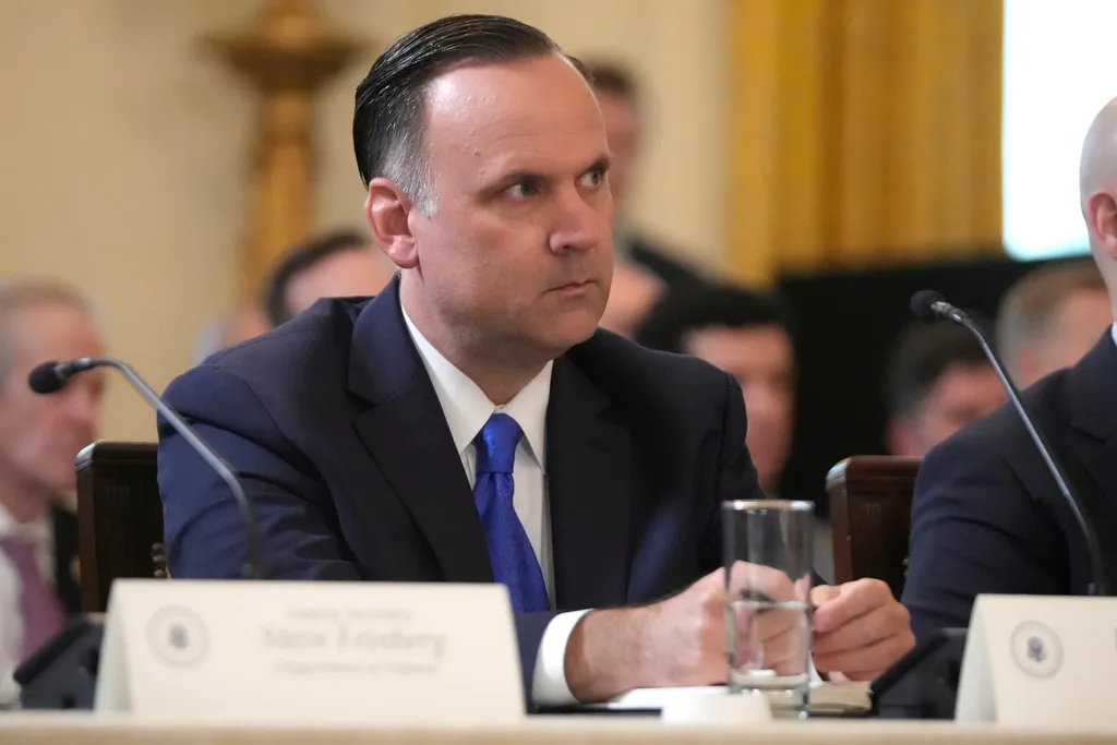 Trump taps longtime aide to lead powerful White House personnel office