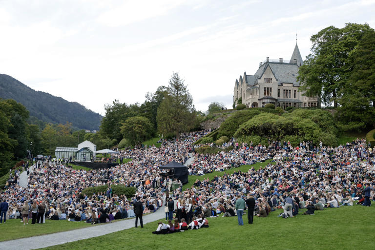 Aurora overrasket under jubileum med kongefamilien