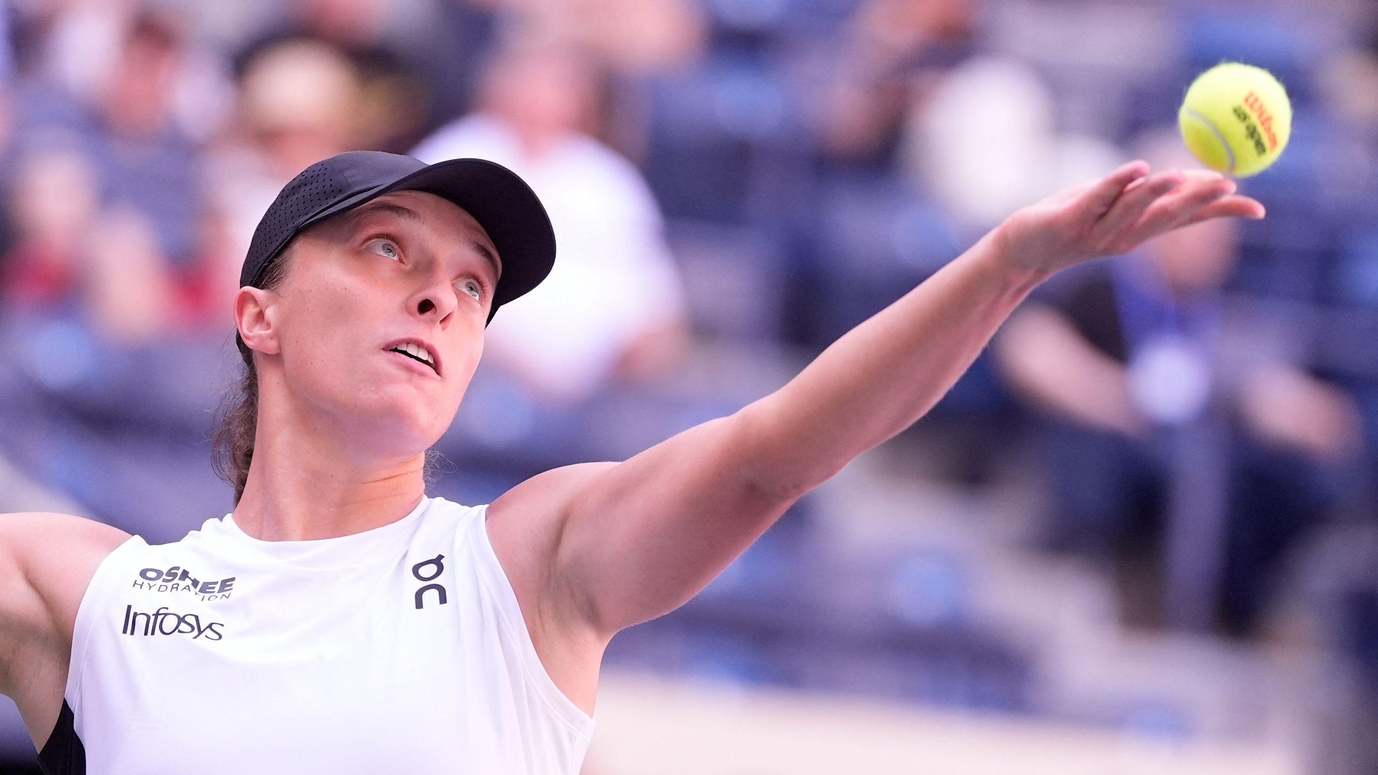 Swiatek begins US Open title bid with comfortable win