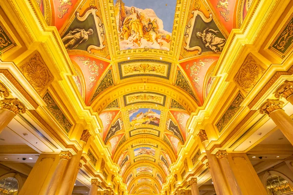 15 wedding chapels in Vegas to tie the knot