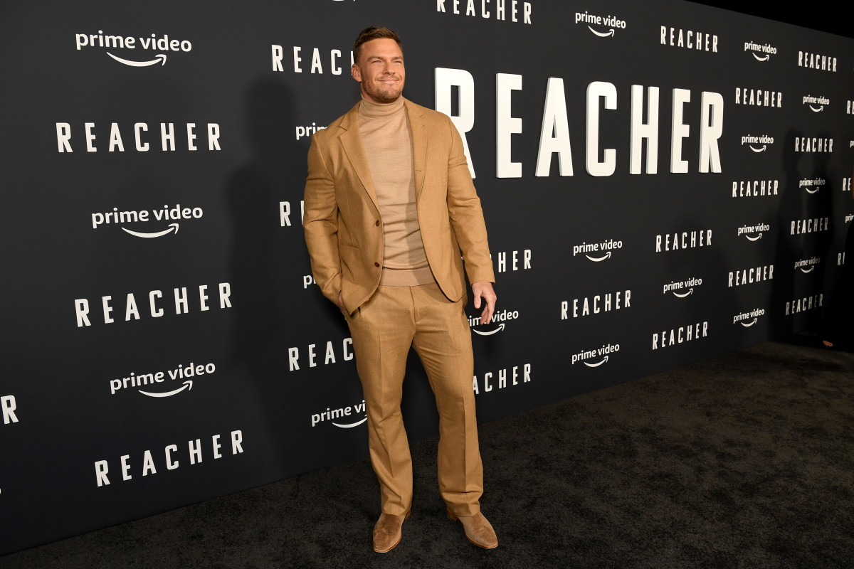 Alan Ritchson Shows Off Insane Abs as Batman Rumors Heat Up