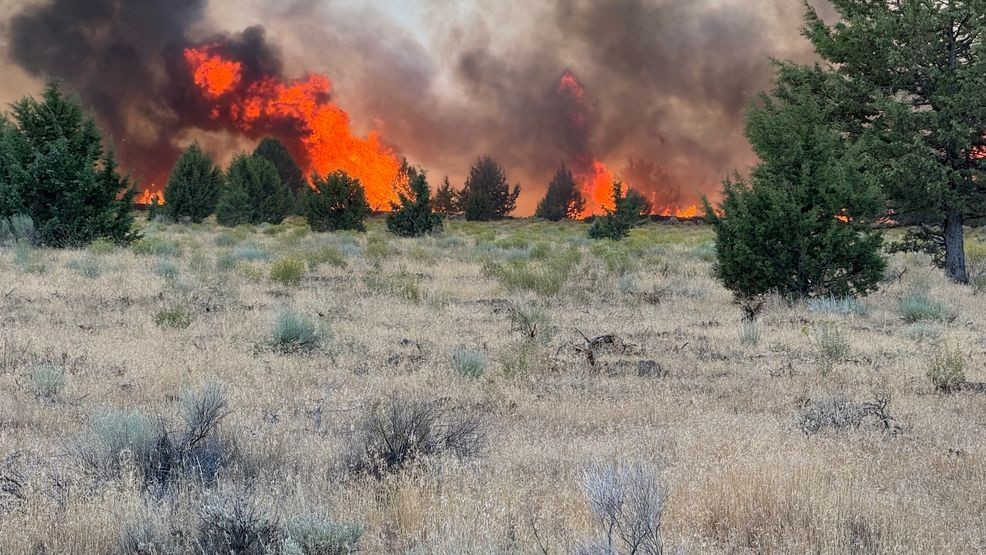 Flat Fire near Sisters, Oregon remains at nearly 22,000 acres with 7% ...