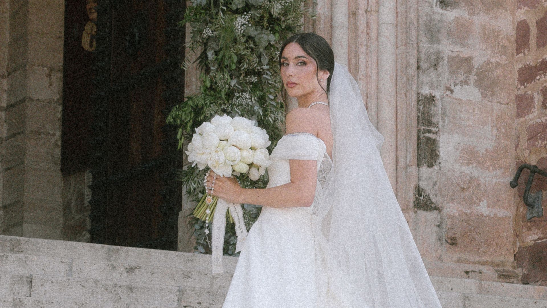 Jessica eligió un vestido de novia asimétrico con espalda joya para su ...