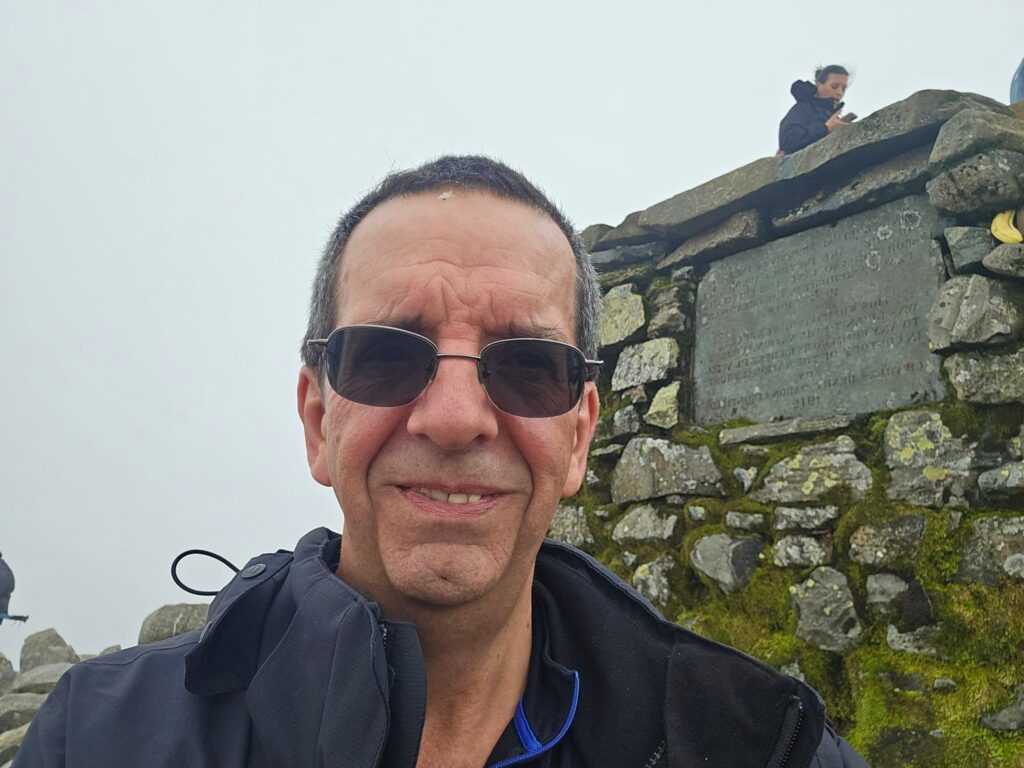 Hot weather turns lake bright pink