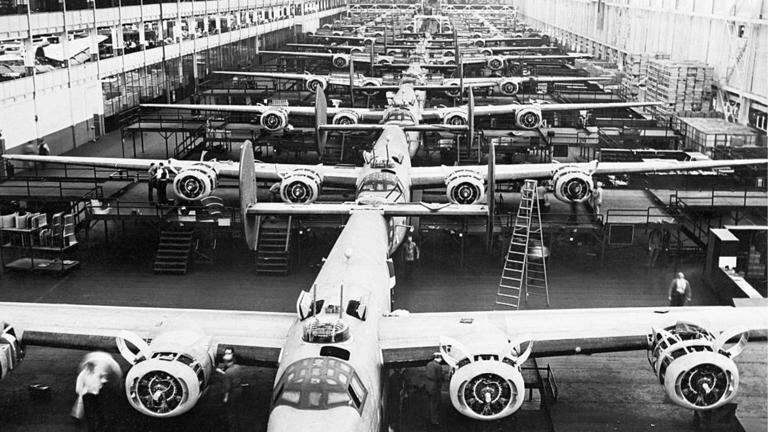 How Ford’s Willow Run factory turned car assembly lines into bombers ...