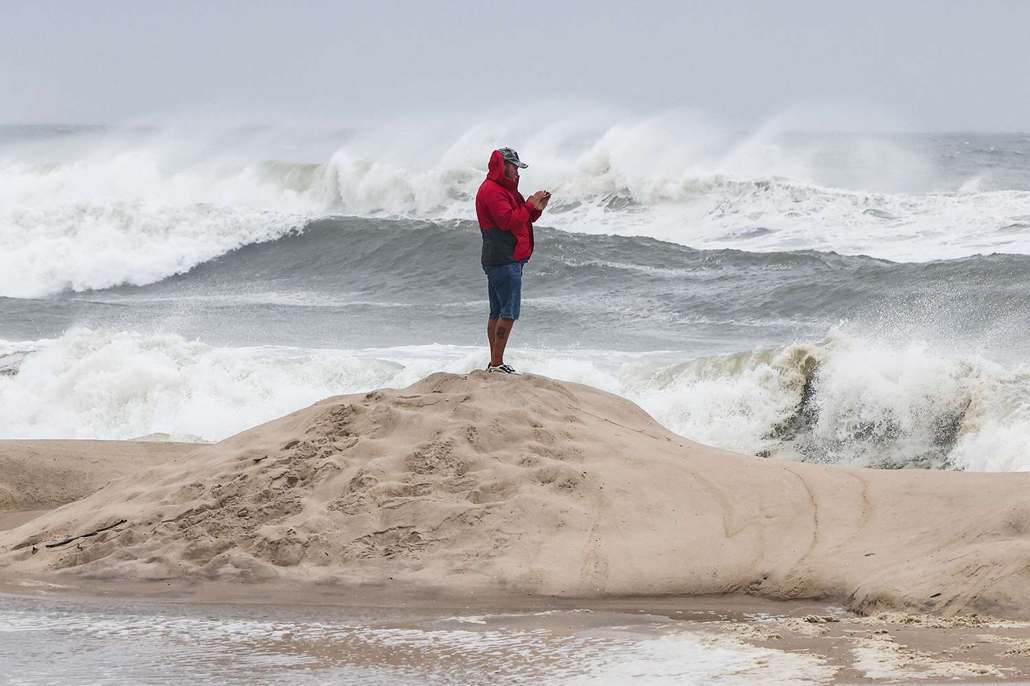 2 Dead, 1 Missing in Hurricane Erin's Wake After Storm Passes by East Coast