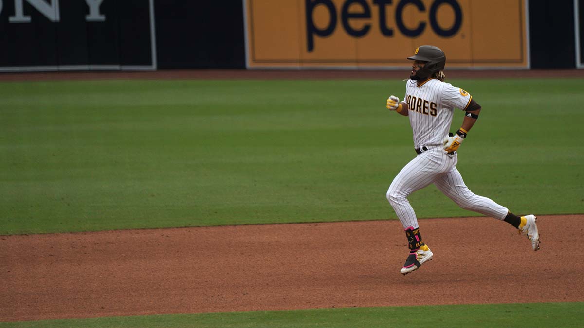 Padres beat Giants 8-1 as Sheets homers twice, Tatis robs Devers at the wall