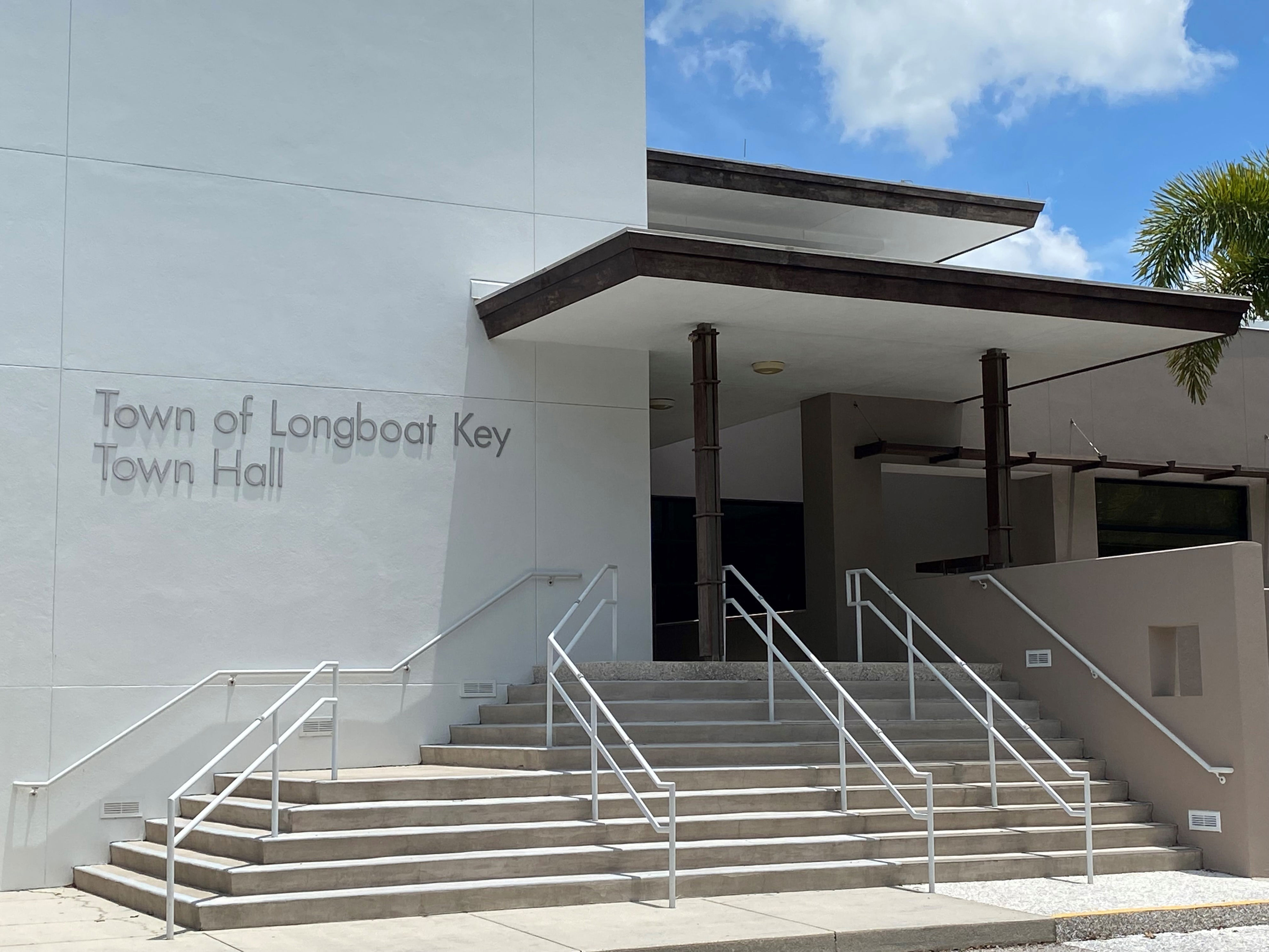 Road sign changes erasing Gulf of Mexico references on Longboat Key