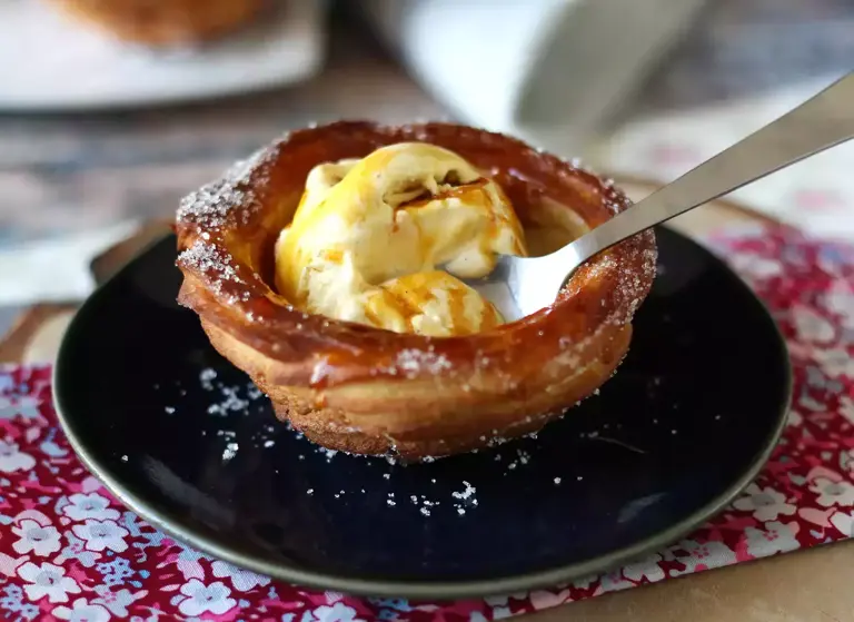 Komvormige gebakken churros voor royale topping