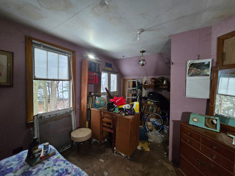 I Cleaned and Organized a Bedroom in this Cat Lady's Abandoned House