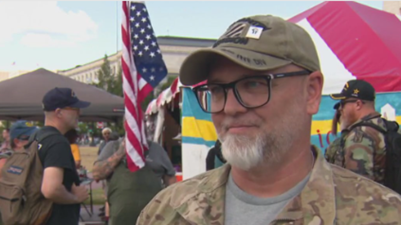 Army veteran who burned American flag continues to protest Trump's ...