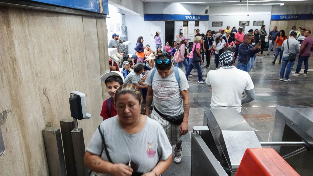 Policías ingresan a estaciones San Cosme y Normal de la Línea 2 del ...