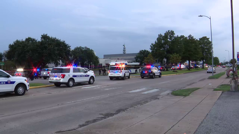 Houston METRO bus stop shooting: Man shot on West Bellfort, suspect ...