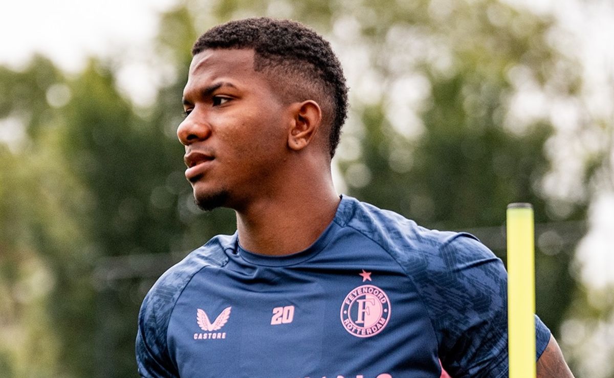 Feyenoord define lo que hará con Jeyland Mitchell en este mercado
