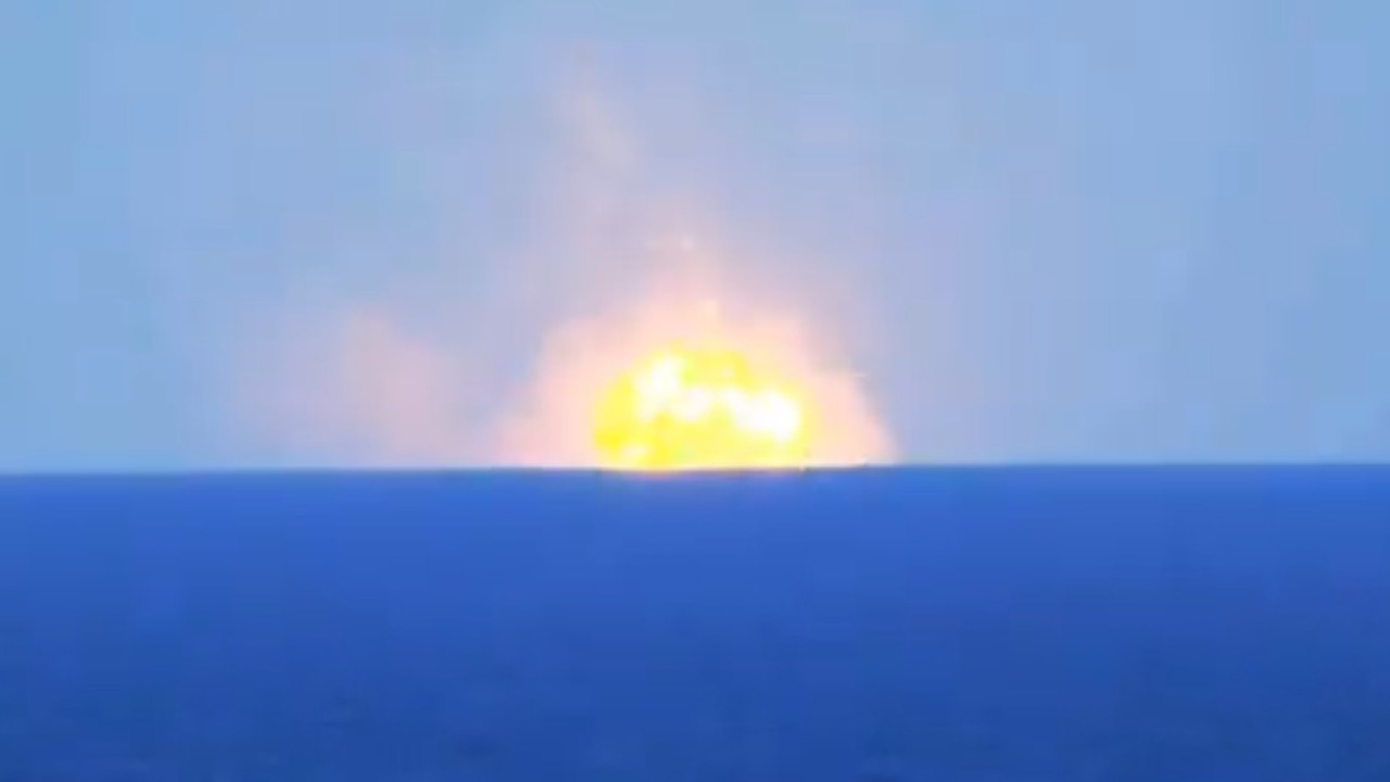Watch: SpaceX's building-sized Super Heavy rocket crashes into ocean ...