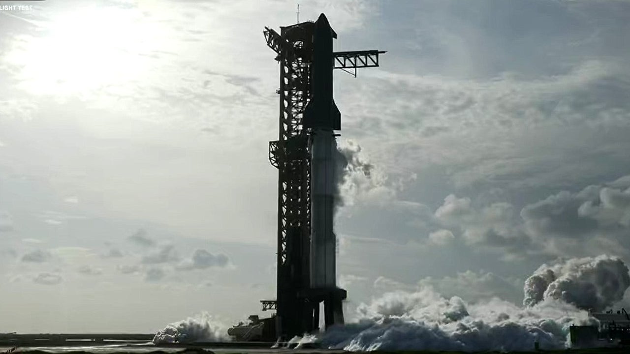 SpaceX successfully launches 10th Starship test with first test payload ...