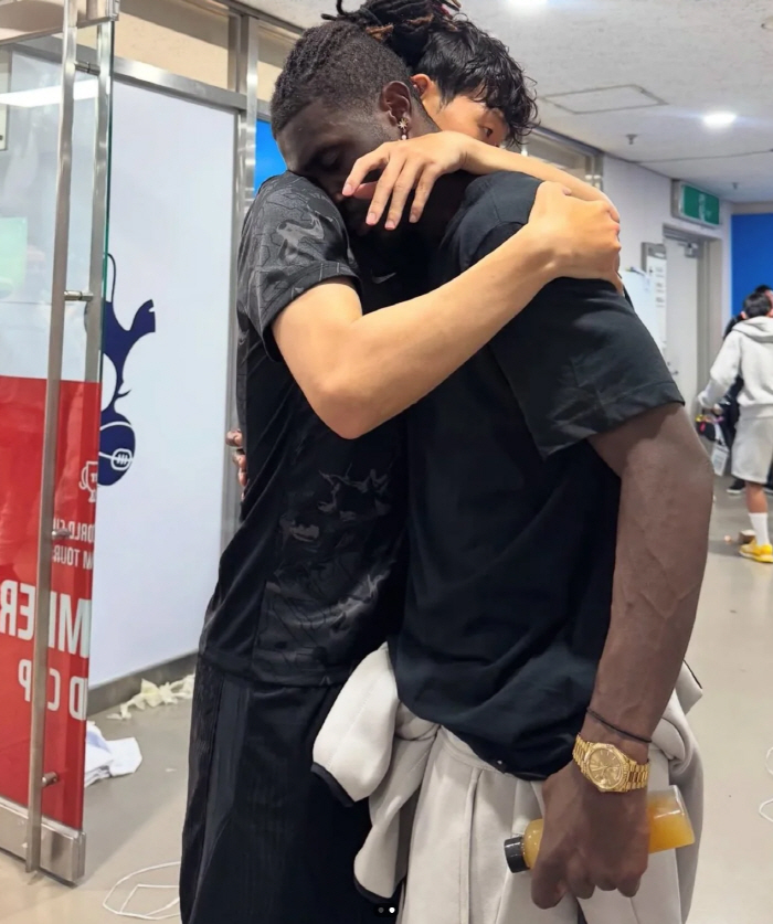 "흥민 형, 나도 '탈트넘'" SON 떠나자 눈물 펑펑 '상습지각' 비수마, 100경기 채우고 이별…'비피셜' BBC, 갈라타사라이 협상 '확인'