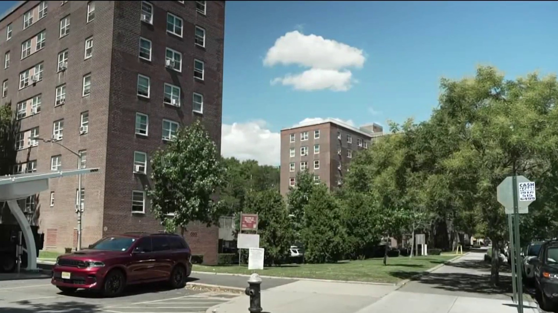Trabajadores falsos de NYCHA roban a una mujer de Brooklyn $200,000 en ...