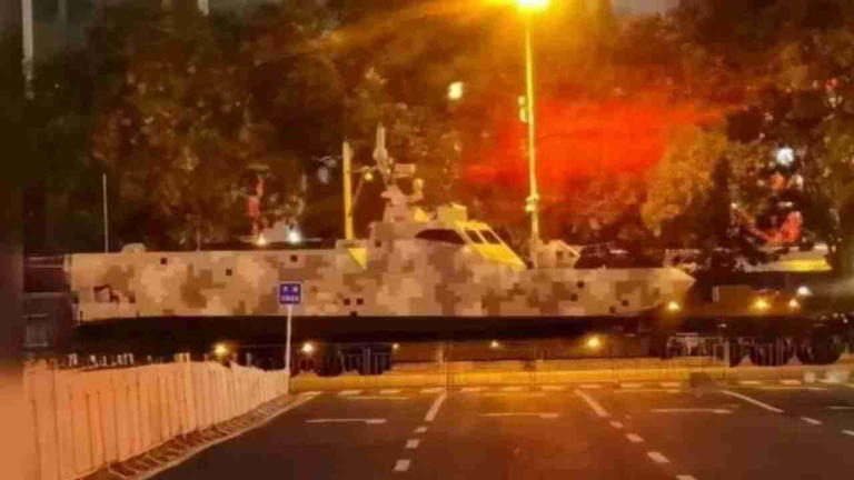 Kína új lopakodó drónhajót mutat be a pekingi katonai parádé főpróbáján