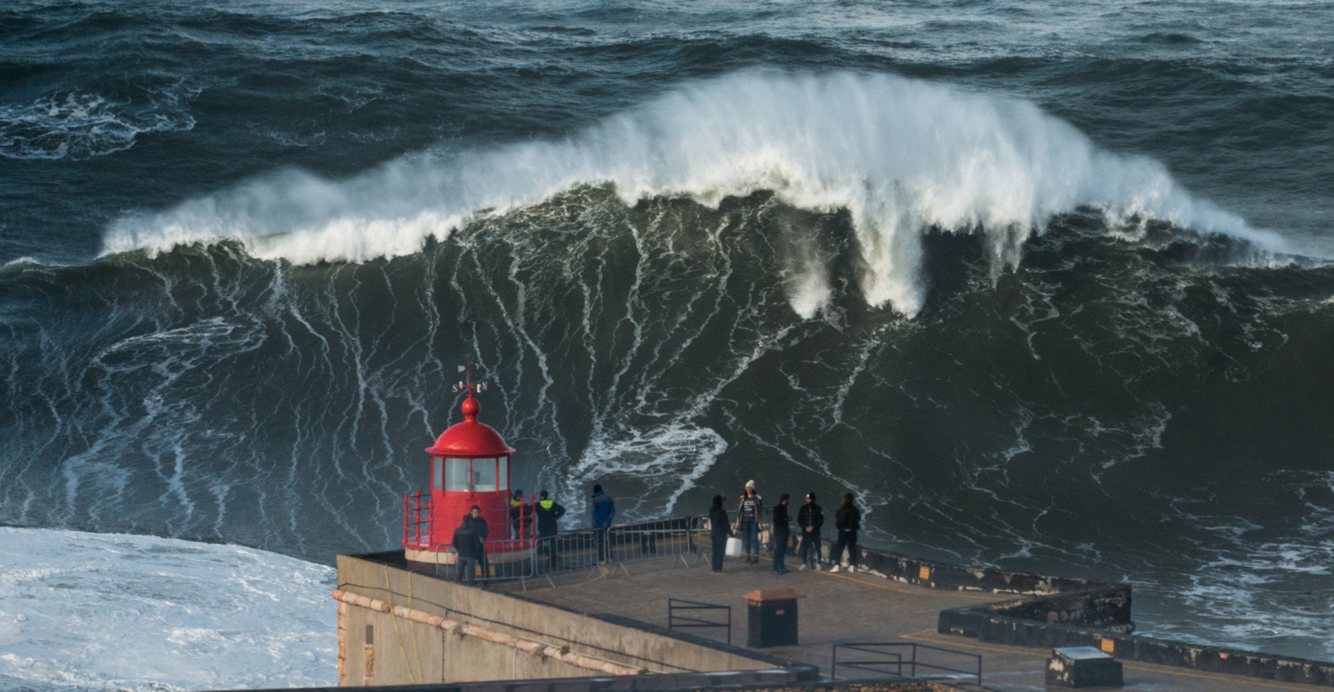 Nazaré: a világ legnagyobb hullámai