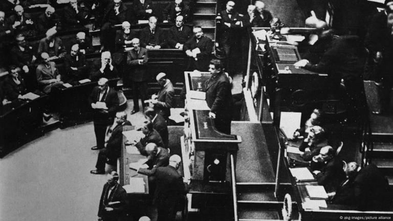 France: Budget plans throw government into crisis yet again