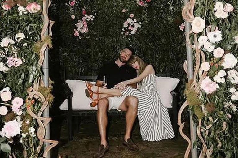 Taylor Swift's 'clues' in Travis Kelce engagement pics – date, nails ...