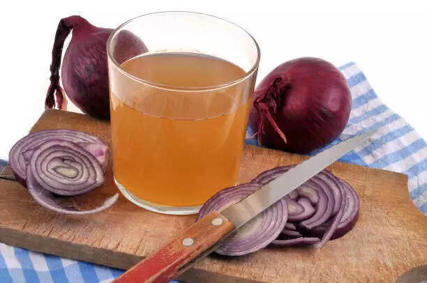Onion juice for hair growth: How to extract it, apply it and why ...