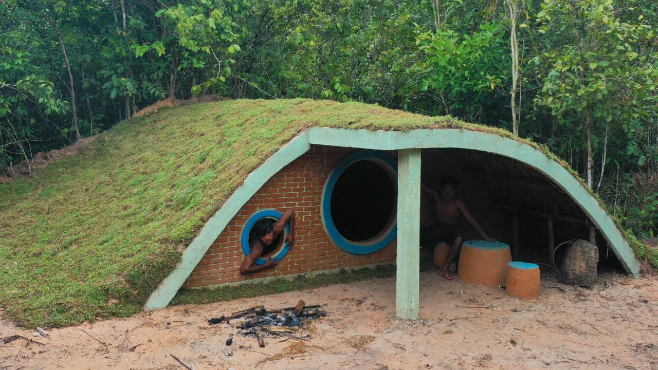 The Secret Underground Hobbit House Built in 30 Days That Feels ...