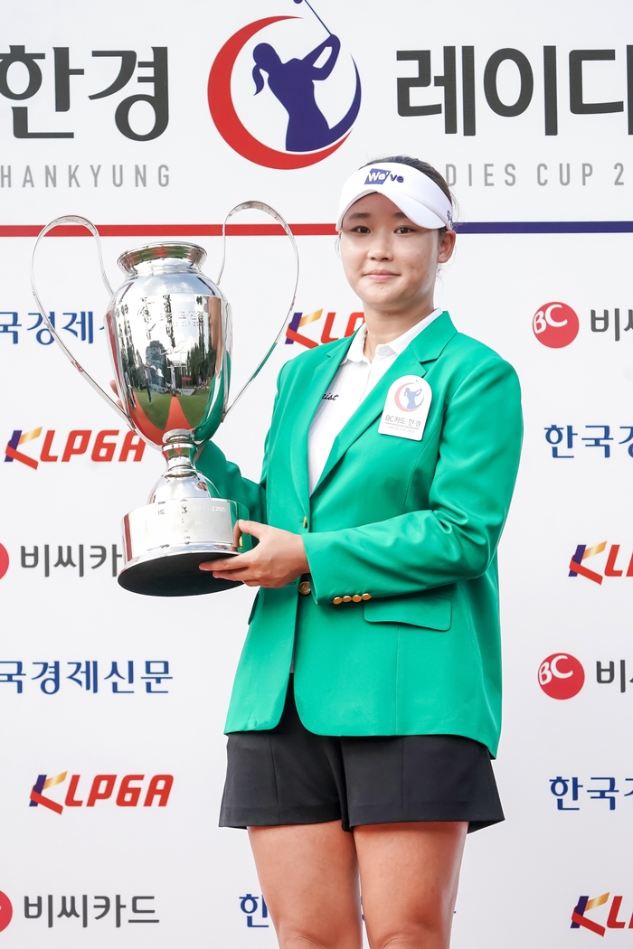 19세 김민솔, ‘와이어 투 와이어’ 생애 첫 우승…두산건설 품은 원석에서 KLPGA 샛별로 ‘우뚝’ [SS포커스]