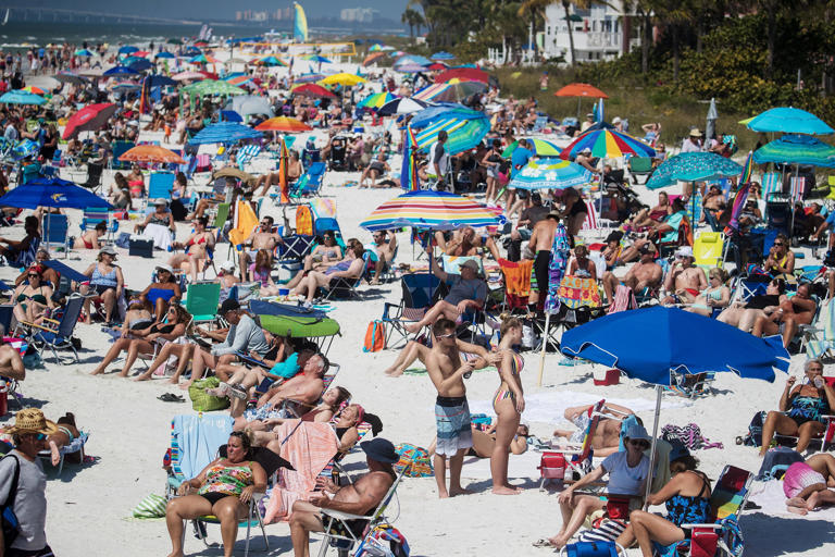 No tourists and an empty beach: Remembering a Fort Myers Beach that no ...