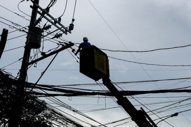Meralco clears dangling cables from ISPs, cable TV providers